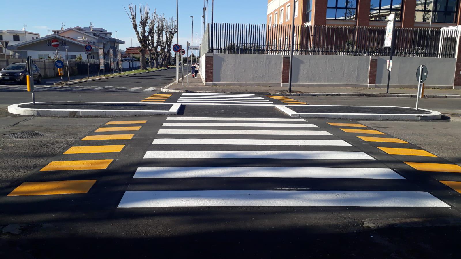 Fiumicino, secondo attraversamento pedonale rialzato su via Foce Micina ...