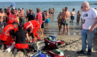 Tragedia sul mare di Ostia: 74enne muore in spiaggia davanti alla ...